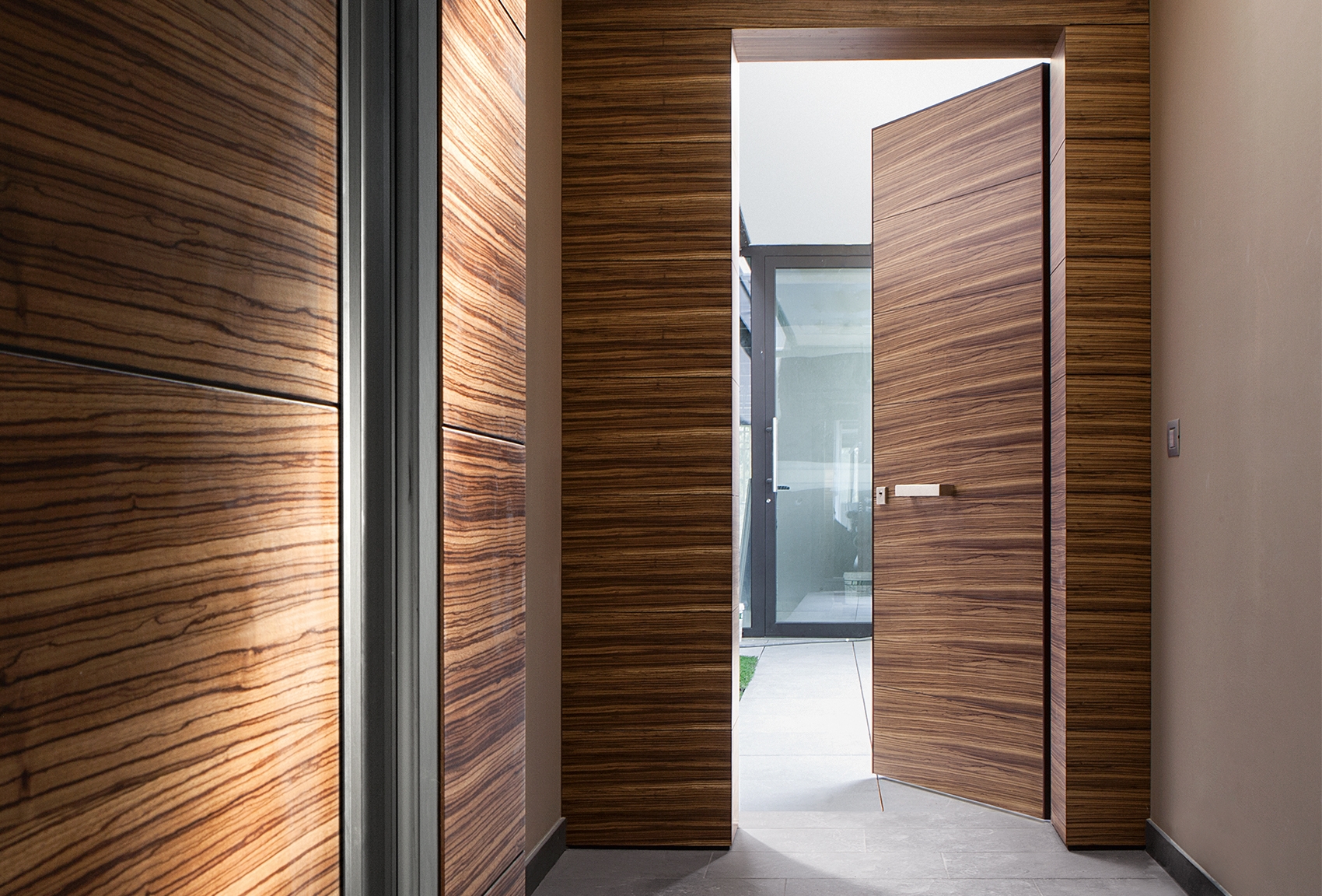 Production of highly customizable safety doors - Oikos